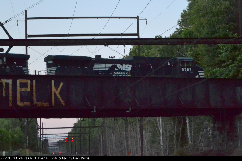 NS C40-9W 9787 leads 14G through West Lang
